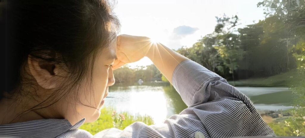 Cataract Surgery Recovery: Manage Light Sensitivity & Side Effects